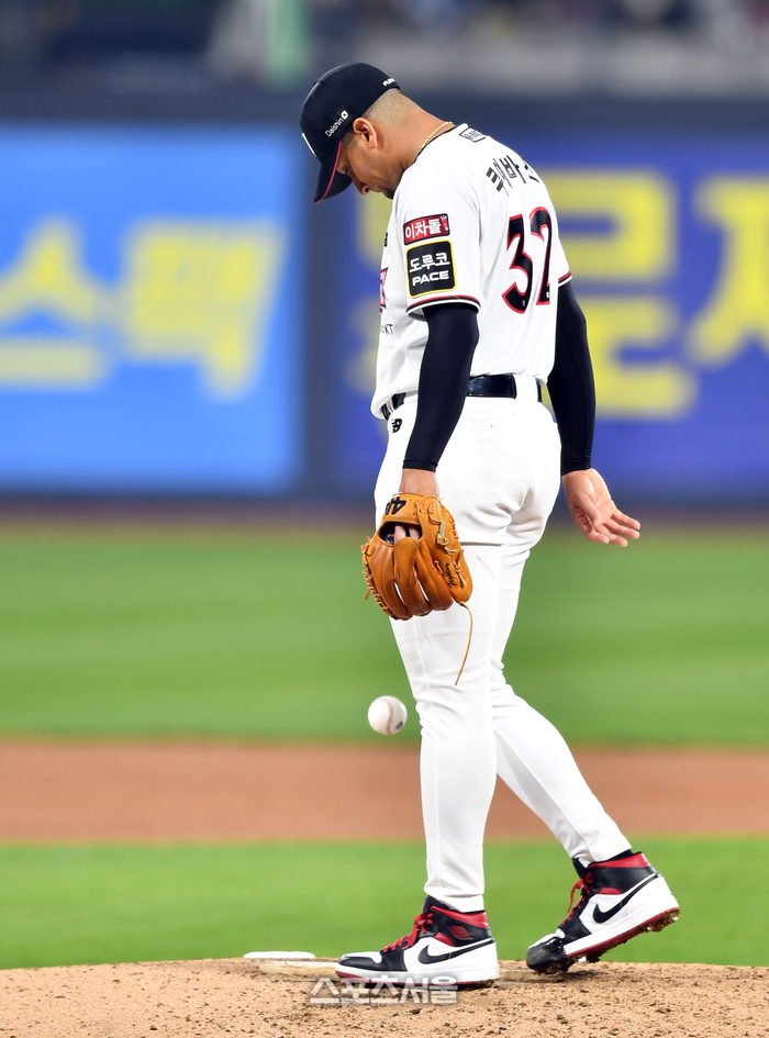 ‘무패 승률왕’ 충격 부진, 쿠에바스 3이닝 7실점 ‘와르르’...KT 구상 완전히 꼬였다 [PO1]