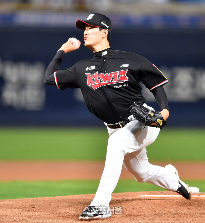 ‘고퀄스’ 고영표 무실점 역투+배정대 투런포→벼랑 끝 KT, NC에 3-0 승리 기사회생 ‘PO 4차전’ 간다[PO3]