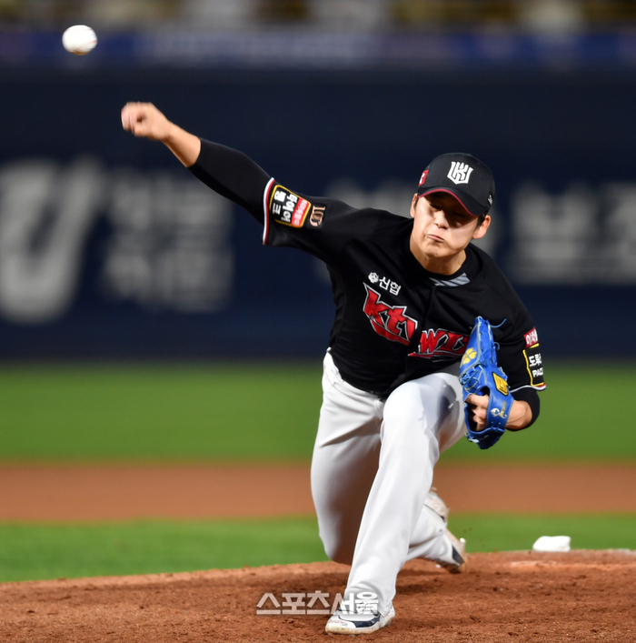 ‘고퀄스’ 고영표 무실점 역투+배정대 투런포→벼랑 끝 KT, NC에 3-0 승리 기사회생 ‘PO 4차전’ 간다[PO3]