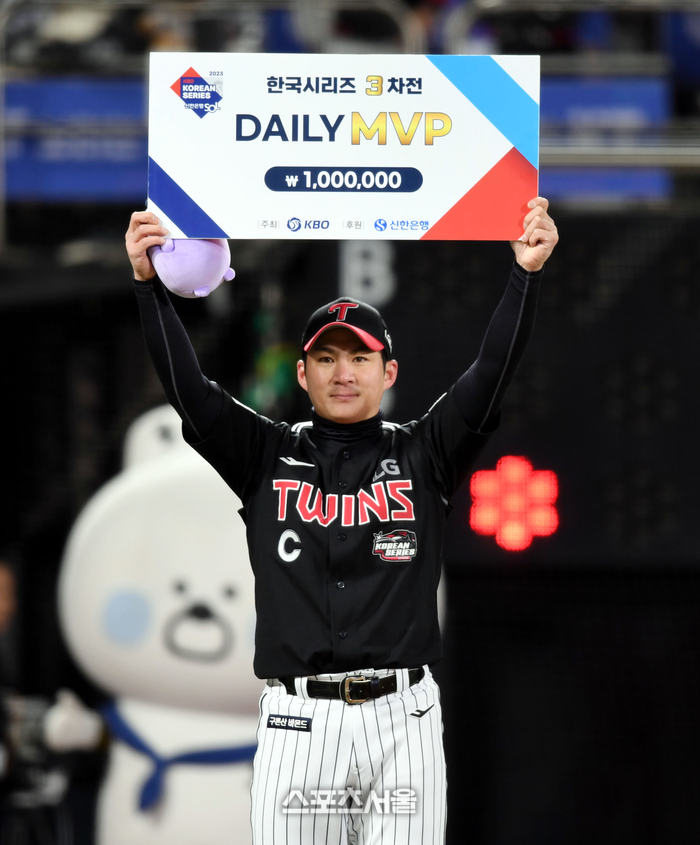 [포토] '9회말 역전 스리런포' 오지환, KS3차전 데일리MVP