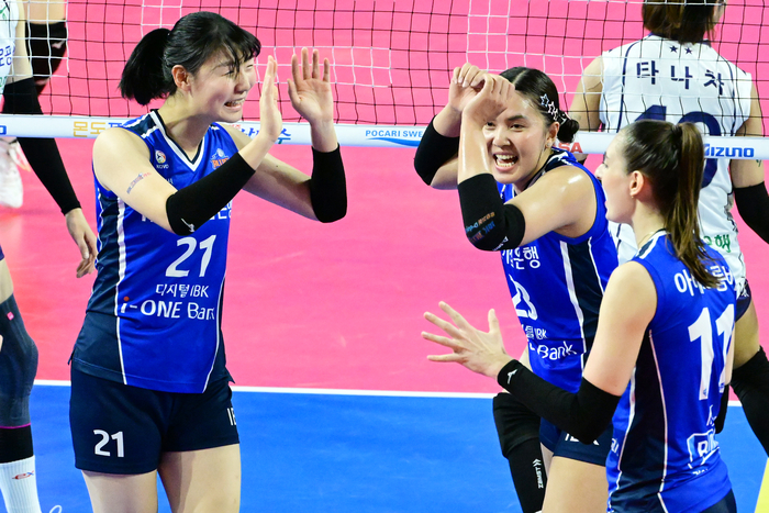 세터 폰푼 ‘손끝’ 빛났다…IBK기업은행, 도로공사 잡고 5위 도약