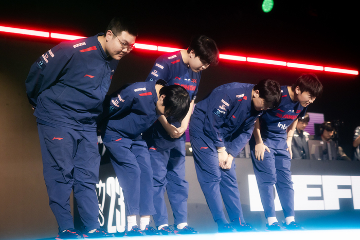 레드→블루 잡은 JDG, T1에 2세트 승리…승부는 1-1 동점[롤드컵 4강]