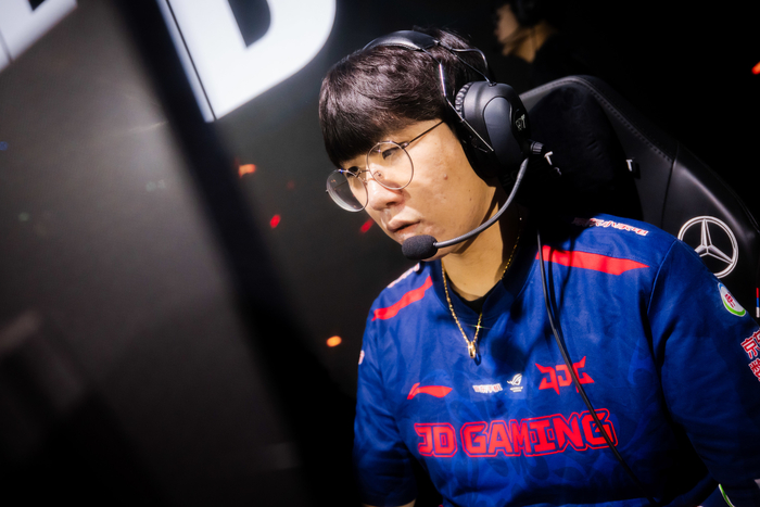 레드→블루 잡은 JDG, T1에 2세트 승리…승부는 1-1 동점[롤드컵 4강]