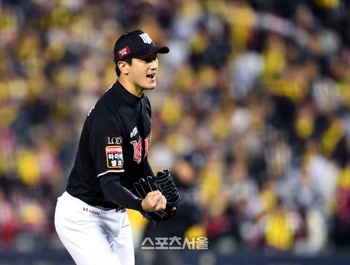 ‘우승 보자’ vs ‘반격 시작’ LG-KT 5차전도 매진...영하 날씨 녹이는 ‘열기’ [KS5]