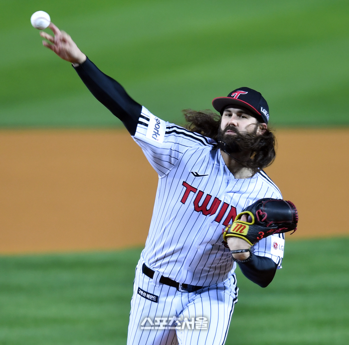 ‘우승 보자’ vs ‘반격 시작’ LG-KT 5차전도 매진...영하 날씨 녹이는 ‘열기’ [KS5]