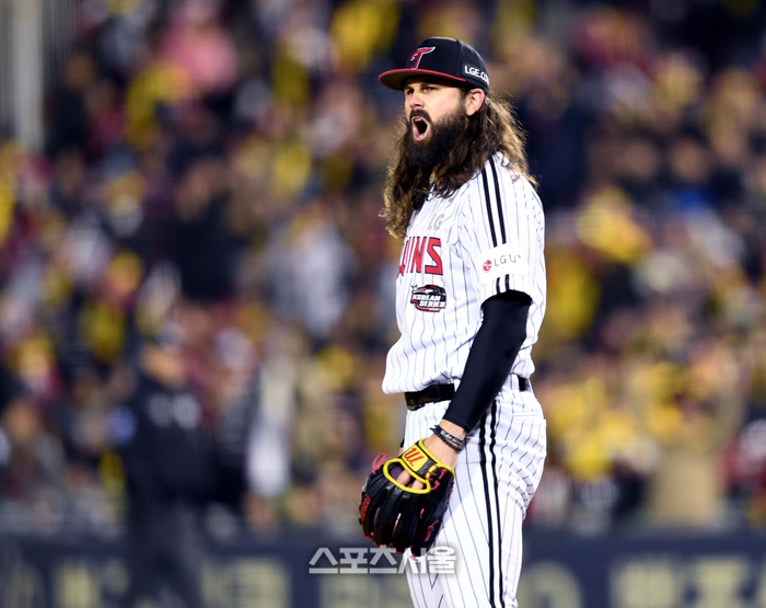 ‘우승 보자’ vs ‘반격 시작’ LG-KT 5차전도 매진...영하 날씨 녹이는 ‘열기’ [KS5]