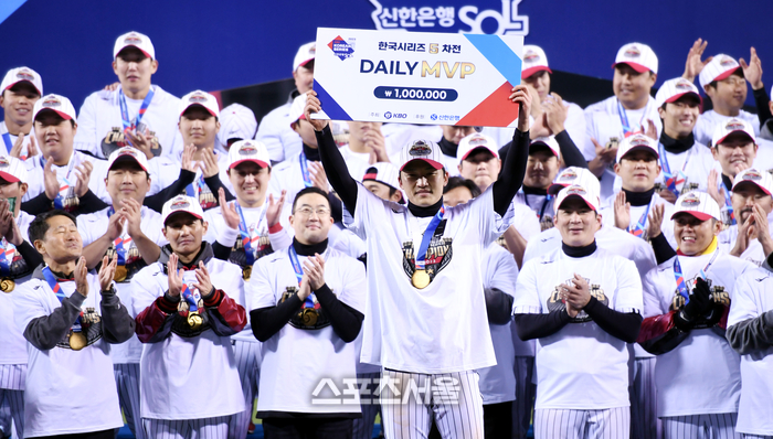 [포토] 박해민, KS 5차전 데일리MVP 차지