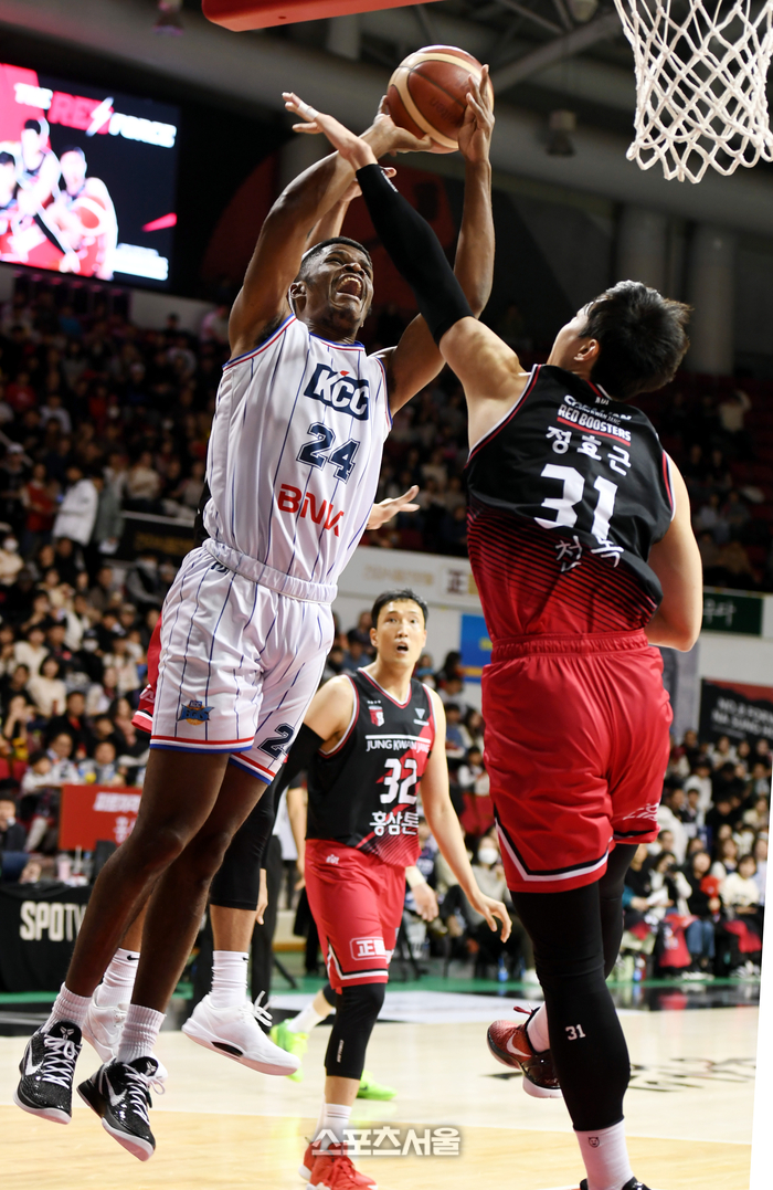 [포토] KCC 존슨 '새처럼 날아서'