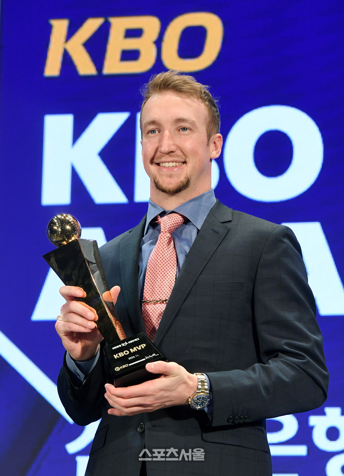 [포토]MVP 수상한 NC 페디