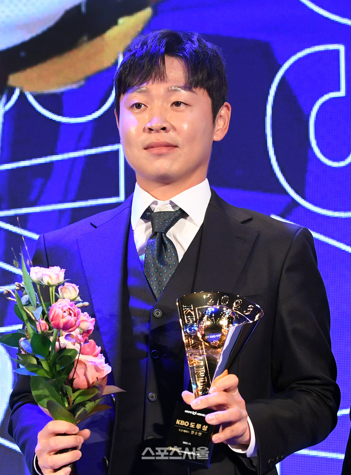 [포토]두산 정수빈, KBO 시상식 도루상 수상