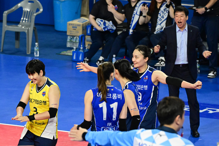 아베크롬비, 한 경기 최다 42점…IBK기업은행은 GS칼텍스 꺾고 2연승+4위 도약[현장리뷰]