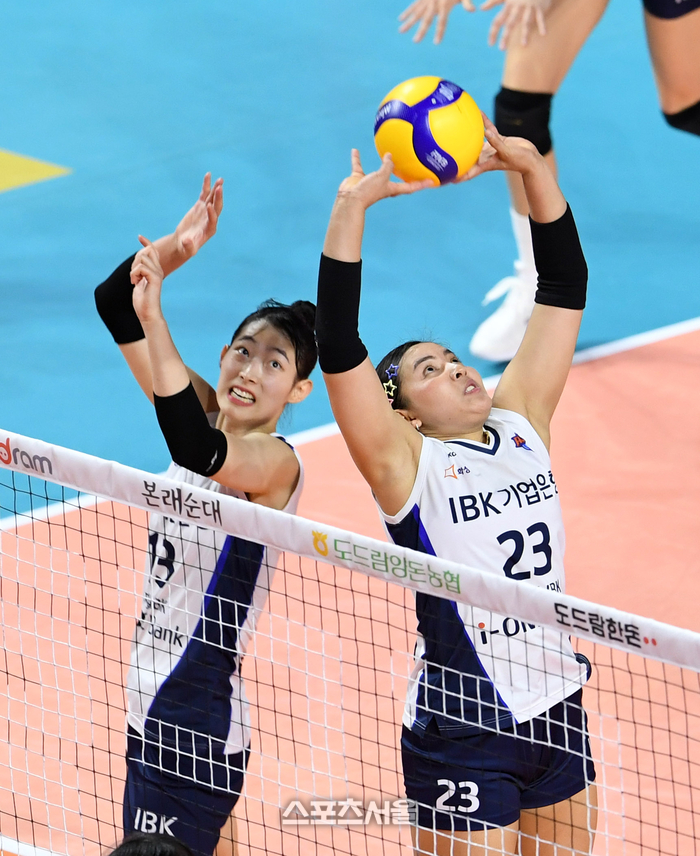 [포토]백토스 올리는 IBK기업은행 세터 폰푼