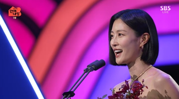 이현이, SBS의 딸상 수상 “2년 연속 SBS의 장녀.. 이 정도면 호적에 올려줘야” [SBS 연예대상]