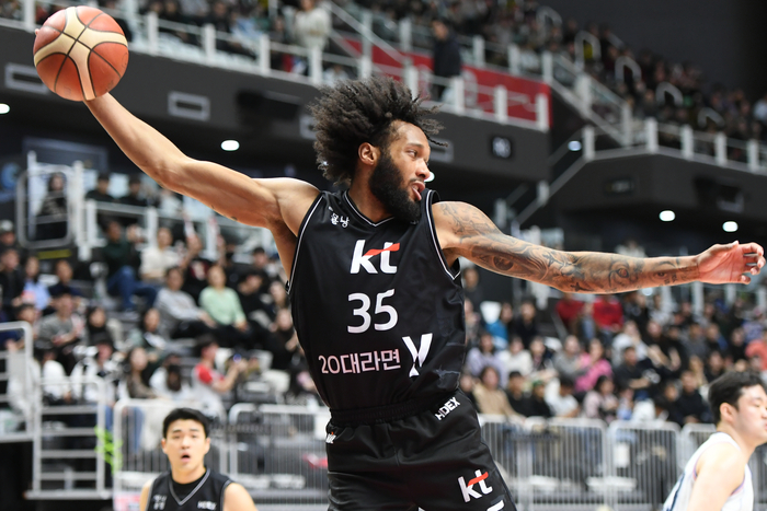 배스 새해 첫날 44점 괴력, KT KCC 꺾고 4연승