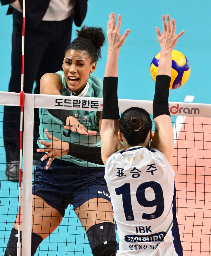 4세트 ‘뒤집기’로 대역전승…GS칼텍스, IBK기업은행 꺾고 2연패 탈출+3위 지키기