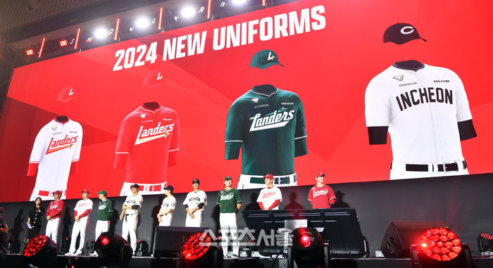 [포토]‘SSG랜더스 새 BI 적용된 2024년 유니폼.