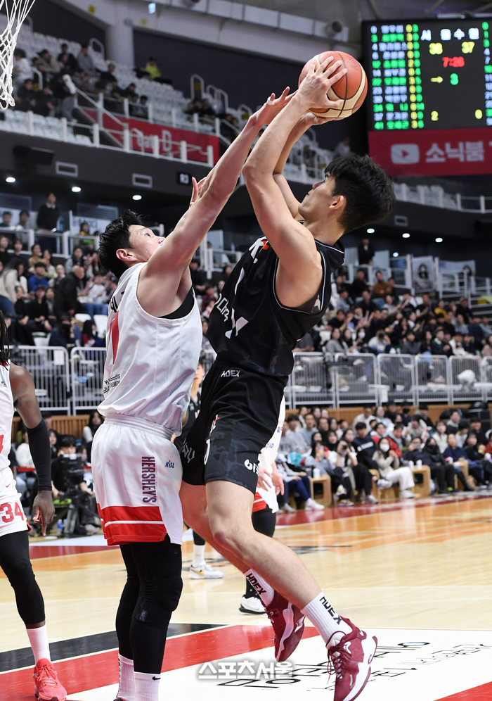 [포토]오세근을 상대로 적극적인 공격을 펼치는 하윤기(KT-SK)