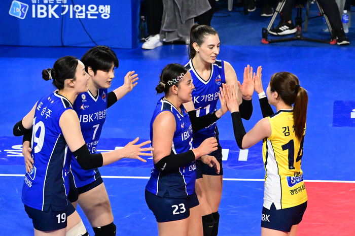 IBK에 셧아웃 ‘완패’, 페퍼저축은행 여자부 역대 최다 21연패 ‘불명예’…남자부는 삼성화재가 KB 제압
