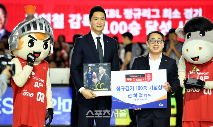 [포토] SK 전희철 감독, KBL 최소 경기 100승 달성 시상식