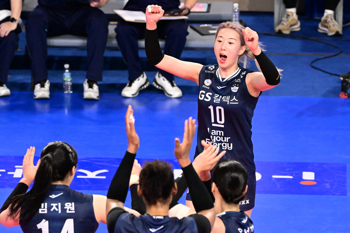 높이에서 ‘압도’ IBK, 차상현 감독 빠진 GS 완파하며 3~4위 맹추격…봄배구 구도 안갯속으로[현장리뷰]