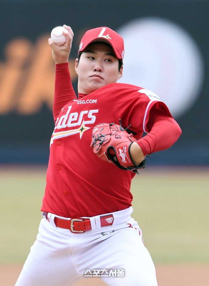 [포토]KT 타선 상대하는 SSG 최민준