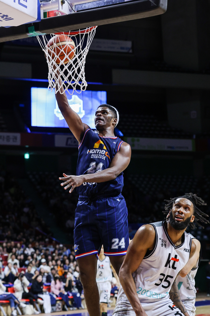 지친 KT 상대, 존슨 투입 전략 통했다! KCC PO 진출 확정 [SS현장]