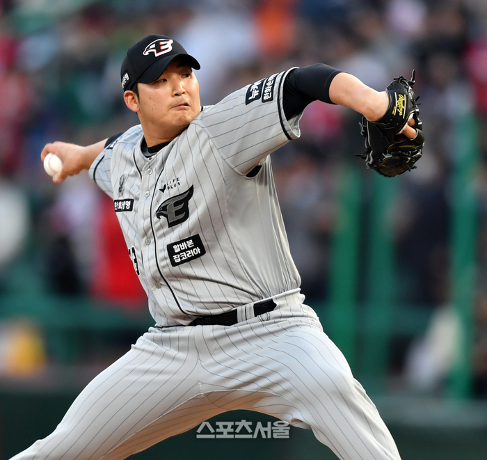 ‘KKK’ 한화 김민우, 1회말 삼진 3개로 이닝 삭제…SSG 최지훈·박성한·최정 연속 ‘헛스윙’ [SS문학in]