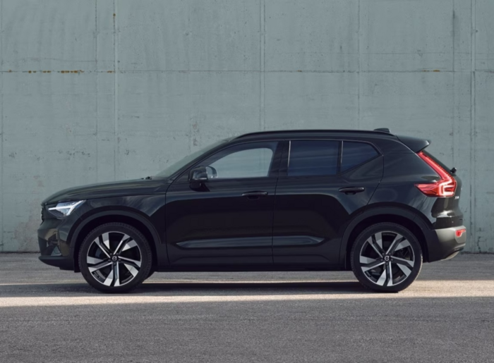 ‘4분만에 44대 완판’ 볼보 XC40 다크에디션, 즉시 출고!