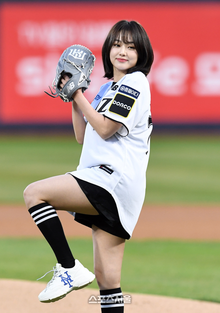 [포토]KT-KIA 경기 시구하는 강미나