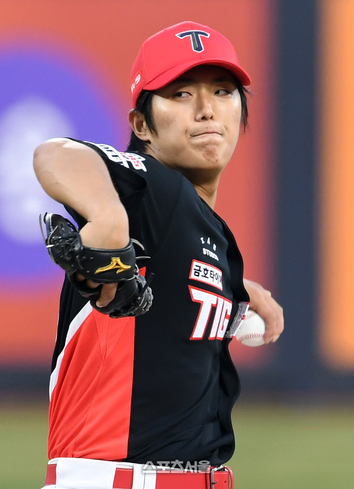 ‘커브 구사율’ 2배 높인 KIA 이의리, 5이닝 7K 2실점 호투 [SS수원in]