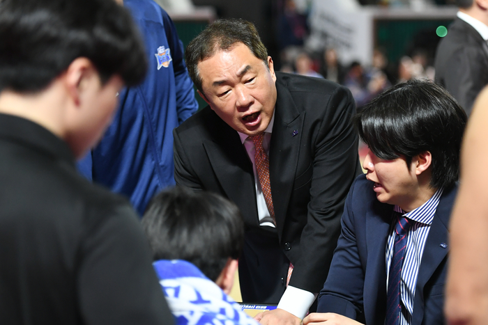 1차전 완승 KCC 전창진 감독 “처음으로 수비 잘 돼 이긴 경기” [SS PO리뷰]