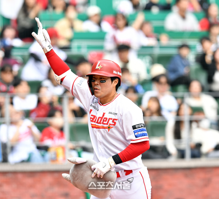 [포토]‘관중석 누군가를 향해....투런홈런’ 한유섬