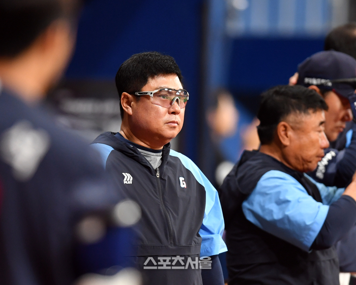 “전광판에 띄우면 되는 것 아닌가” KBO ABS 음성 수신기 전달, 김태형 감독 반응은 냉담 [SS잠실in]