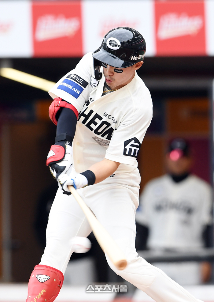 [포토]SSG 최지훈의 안타