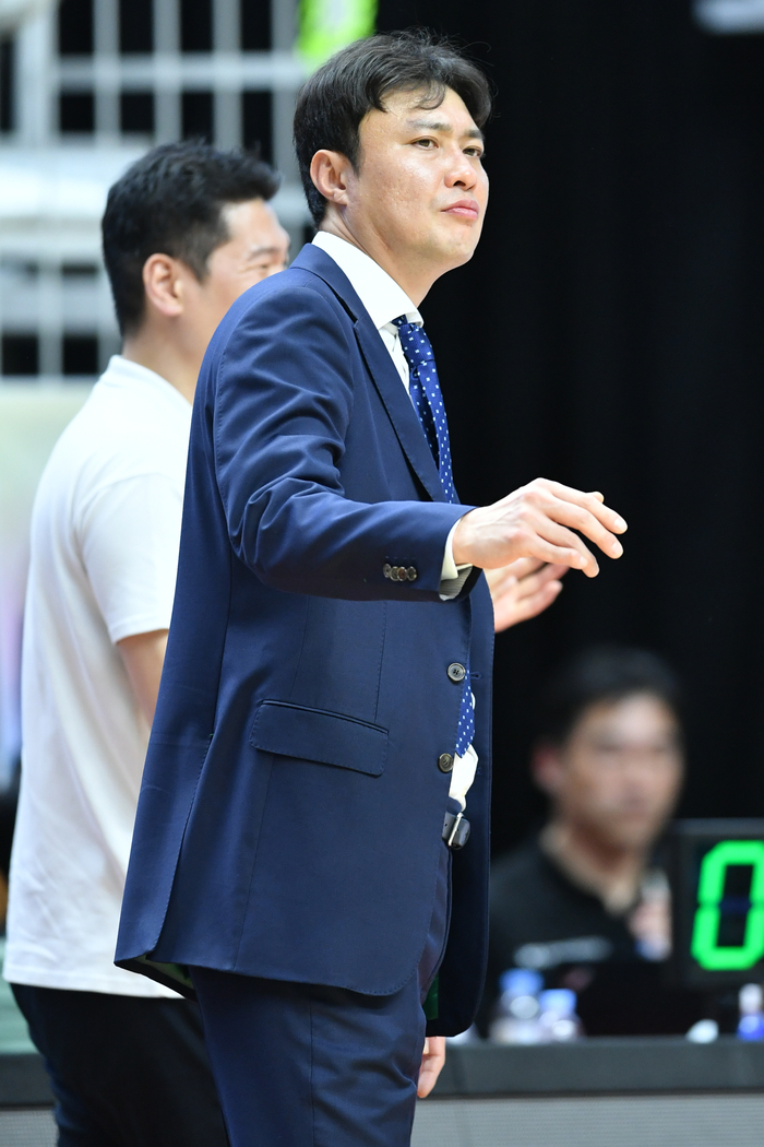 5차전까지 끌고 간 KT 송영진 감독 “KCC와 붙을 수 있게 좋은 분위기 이어가겠다” [SS PO리뷰]