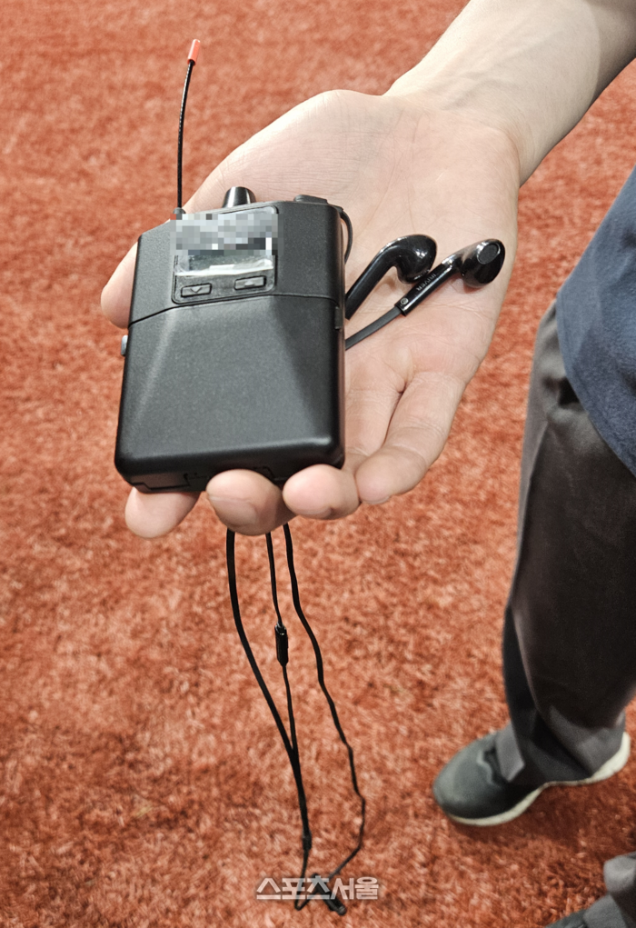 “배터리는 5시간입니다”…KBO, 10개 구단에 ABS 무전 수신기 전달 [SS 현장속으로]