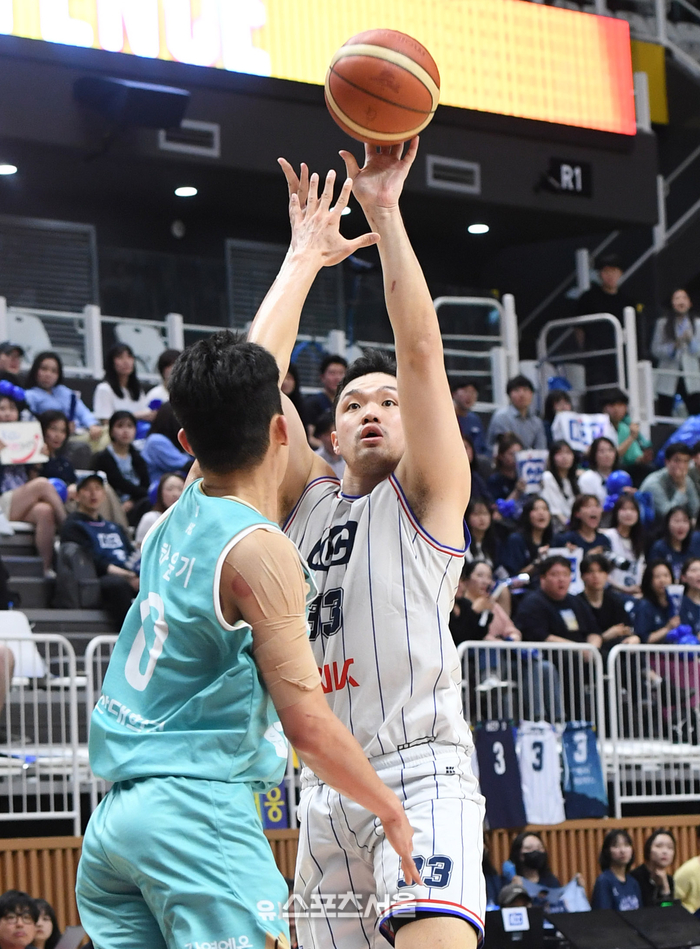 [포토]KCC 이승현의 미들슛