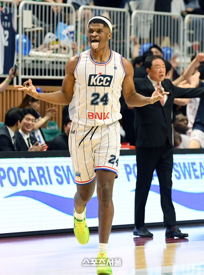 [포토]3득점에 기뻐하는 KCC 존슨