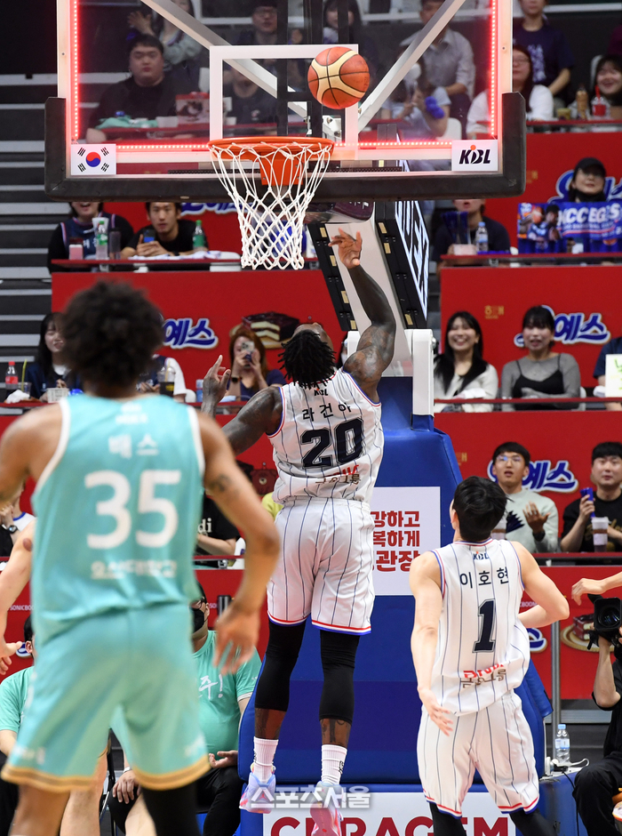 [포토]KCC 라건아의 1쿼터 버저비터