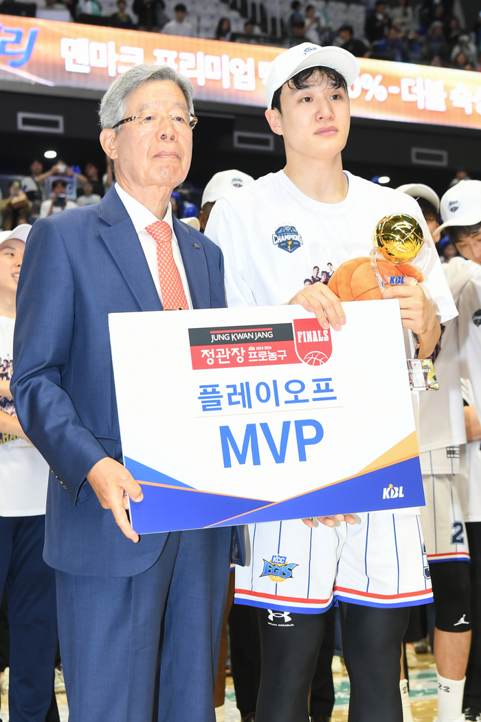 KCC 우승 이끈 허웅, 챔프전 MVP 등극...KT 허훈도 21표