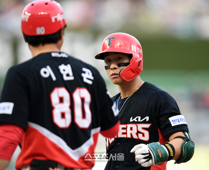 [포토]‘위협구에 안타로’ 박찬호