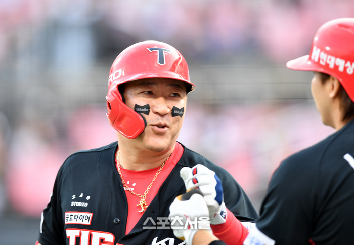 장쾌한 스윙 한 방으로 KBO리그 최초 ‘1600타점’ 금자탑 달성한 KIA 최형우 [SS수원in]