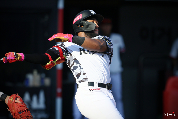 2024시즌 KBO 최고 외인 타자 누굴까! 데이비슨·로하스 홈런 레이스 흥미진진 [SS시선집중]