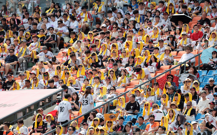 ‘평일 2만 관중’ KBO리그 역대급 6월 흥행, 유튜브 SNS 개방 신의 한 수 [SS시선집중]