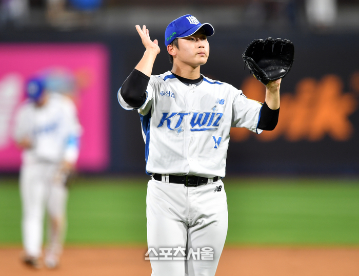 [포토]‘세이브’ 2점차 승리 지켜낸 박영현