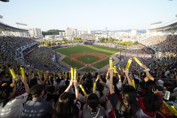 ‘900만 관중 돌파 KBO’ 최초 통합 매장 오픈, 그런데 최고 인기 KIA 롯데 유니폼은 없다 [SS포커스]