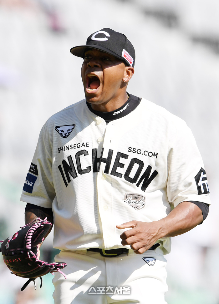 [포토]포효하는 SSG 엘리아스