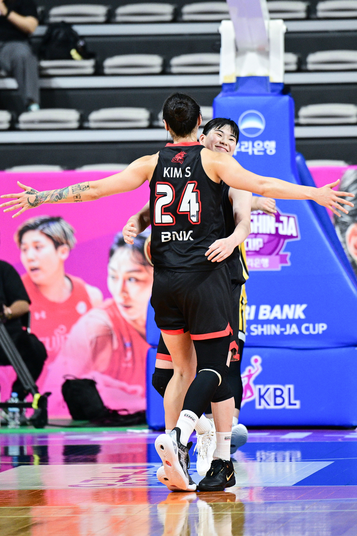 김소니아-이소희 쌍포 폭발, BNK 히타치 꺾고 4강행...우리은행은 탈락 [SS현장]
