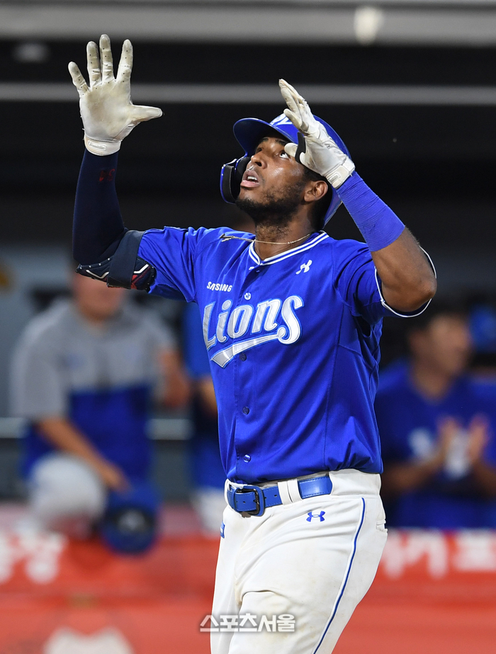 “2시 경기? 죽기 직전까지 갔겠죠” 도미니카 출신 외인도 ‘쩔쩔’…“한국이 제일 더워” [SS시선집중]