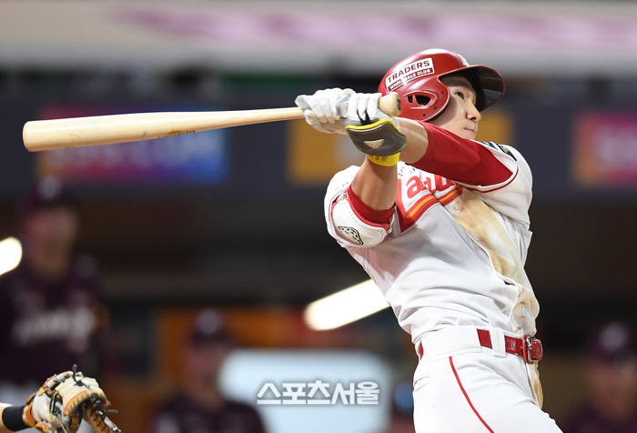 [포토]SSG 박성한, 키움 김동혁 상대 적시타
